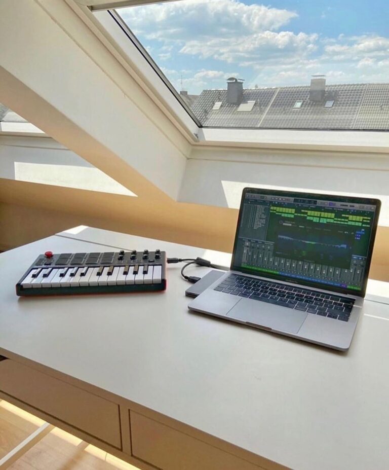Portable Music Studio Setups for Traveling Creators - Home Studio Grooves