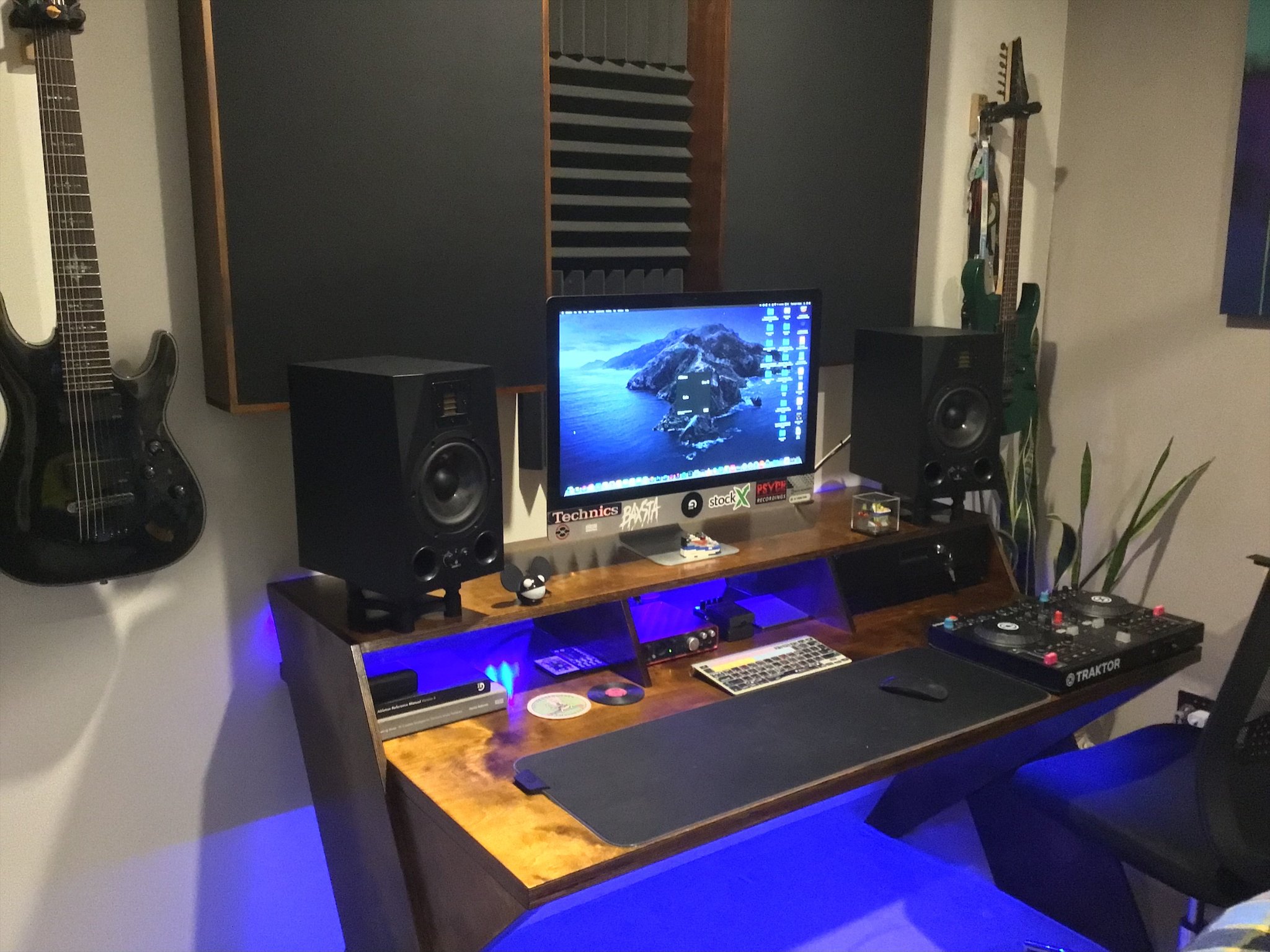 Dark Home Studio Aesthetic For Producers - Home Studio Grooves